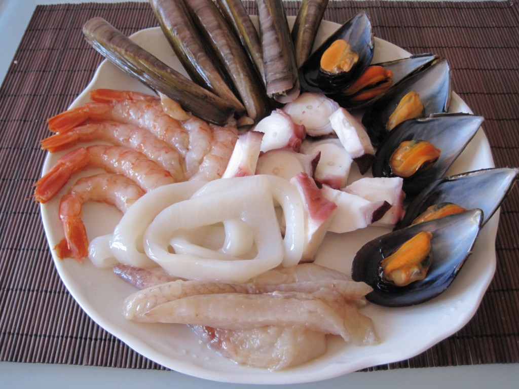 la cocina de aficionado: Mariscos a la plancha sobre salmorejo